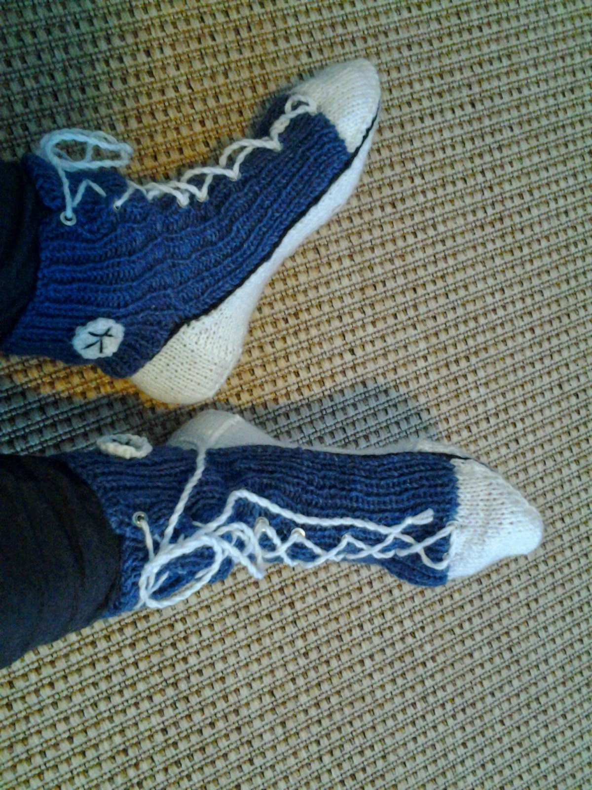 Käsityöt kesken: neulotut converset